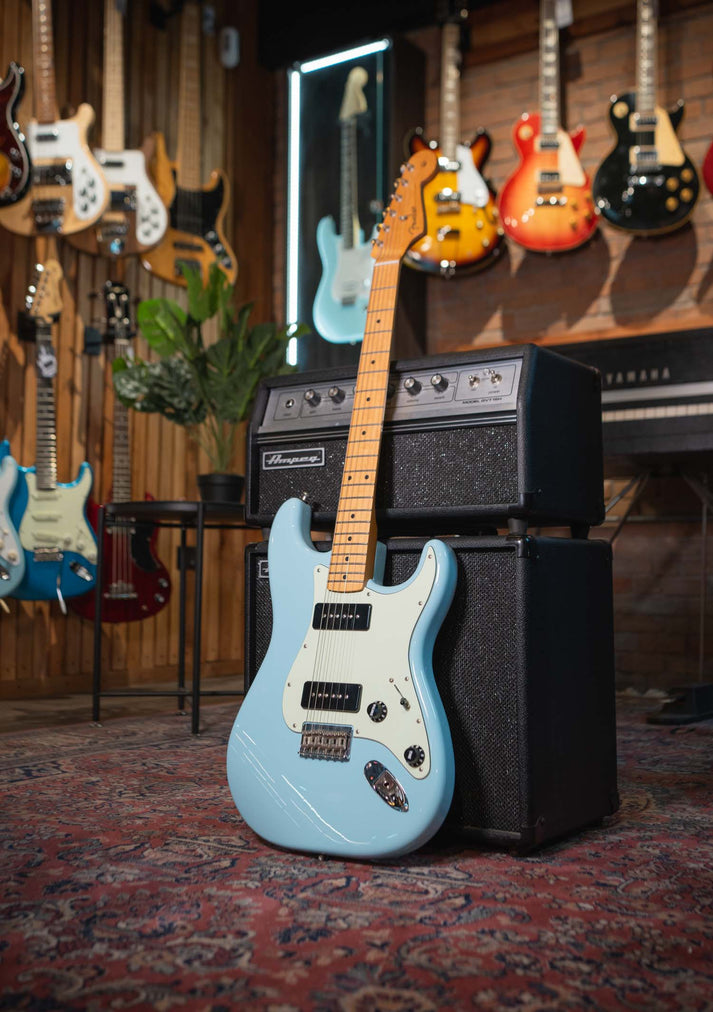 Fender Noventa Stratocaster Daphne Blue usada año 2021 - Guitarra eléc ...